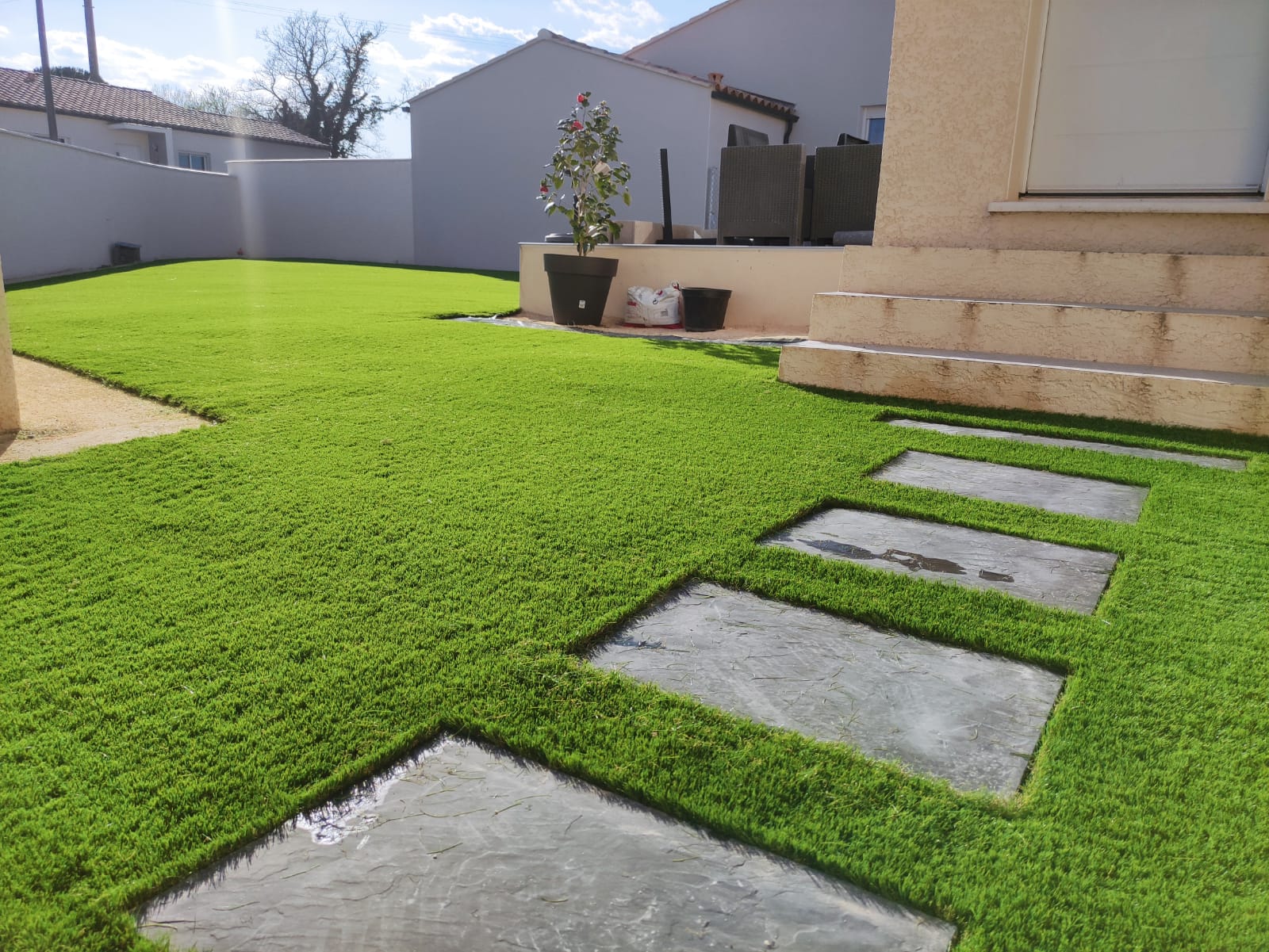 Pourquoi choisir la pelouse synthétique dans son jardin ou son patio